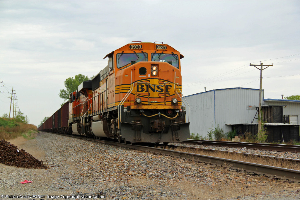BNSF 8930 leads this sb ore train into old monroe.